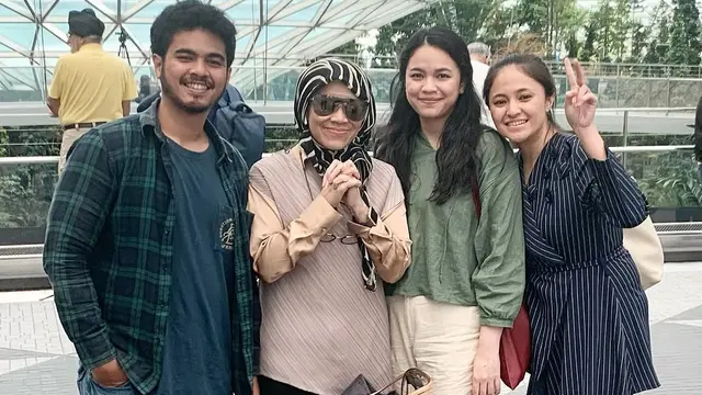 Jarang Tersorot, Ini 8 Potret Kedekatan Marshanda dan Kedua Adiknya ...