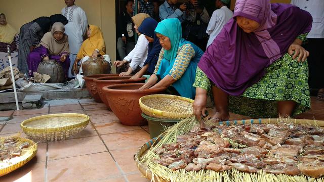Tradisi Unik Bekaseman Ikan di Keraton Cirebon, Dimasak oleh Wanita ...