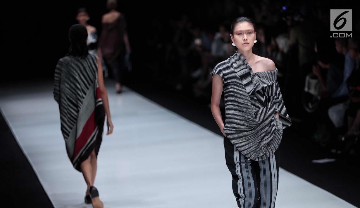 PHOOT: Lulu Lutfi Labibi Tampilkan Karya Bertema Persimpangan di JFW ...