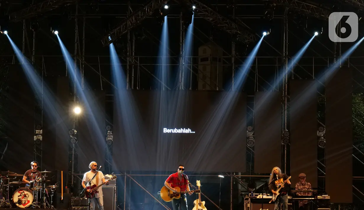 FOTO: Naif Ajak Nostalgia di The 90's Festival - Foto Liputan6.com