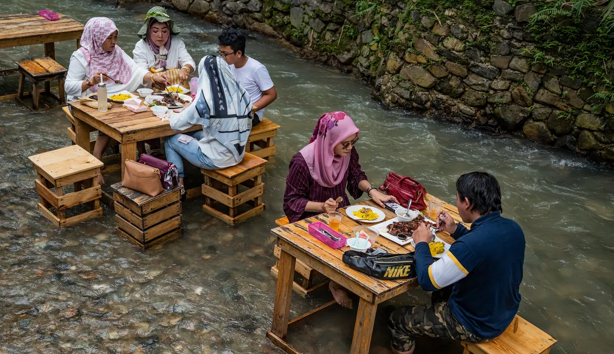 FOTO: Restoran Ini Tawarkan Sensasi Makan di Tengah Aliran Sungai ...