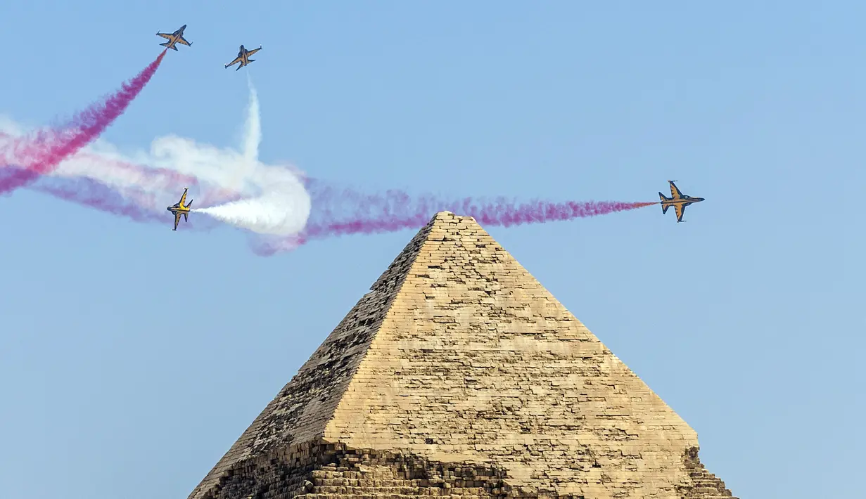 Aksi Mengagumkan Tim Aerobatik di Pyramids Air Show 2022 - Foto ...
