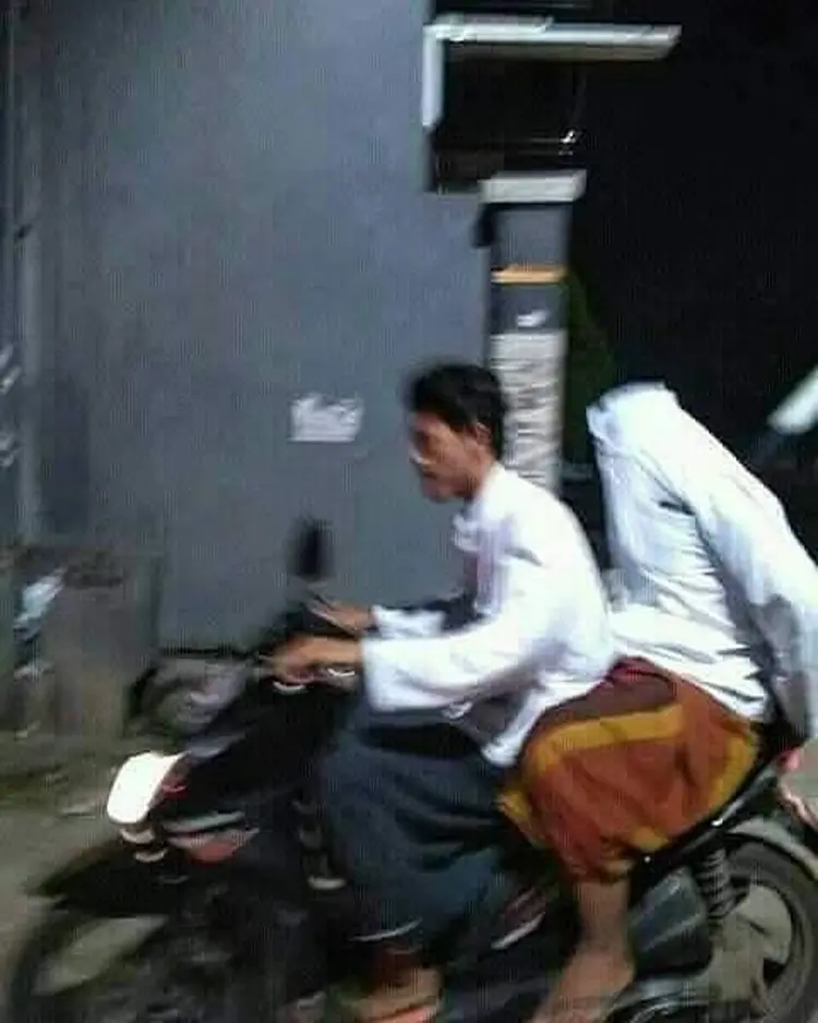 10 Potret Lucu Bapak Bapak Boncengan Motor Absurd Bukan Main Intermezzo 