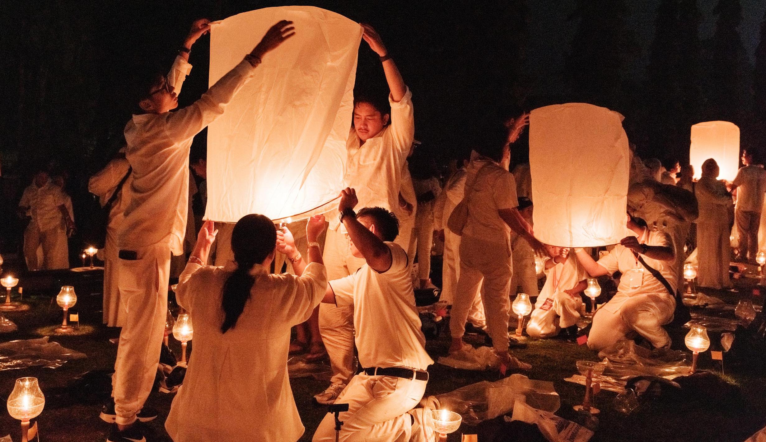 Puncak Waisak 2569 BE/2025, Ribuan Cahaya Lampion Terangi Candi Borobudur
