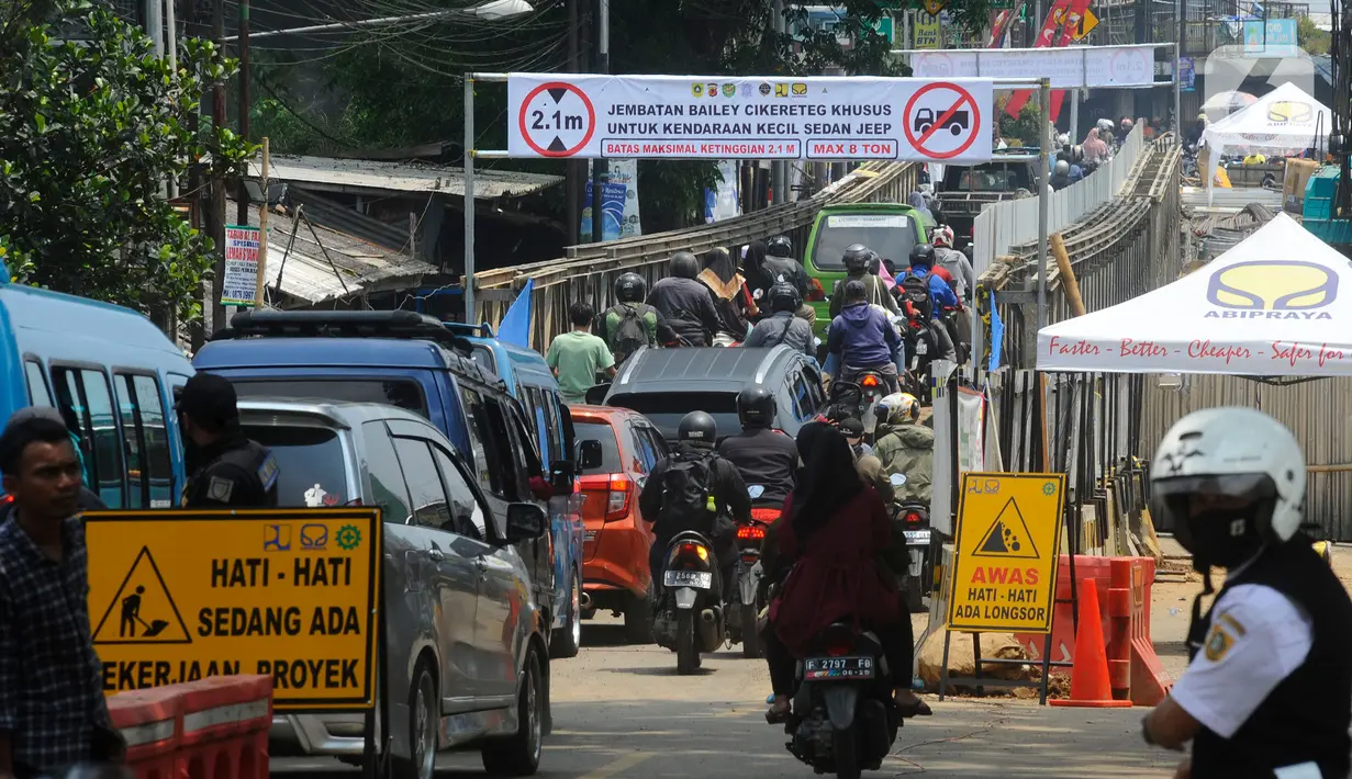 Jembatan Bailey Cikereteg Penghubung Bogor-Sukabumi Sudah Mulai Bisa Dilewati - Foto Liputan6.com