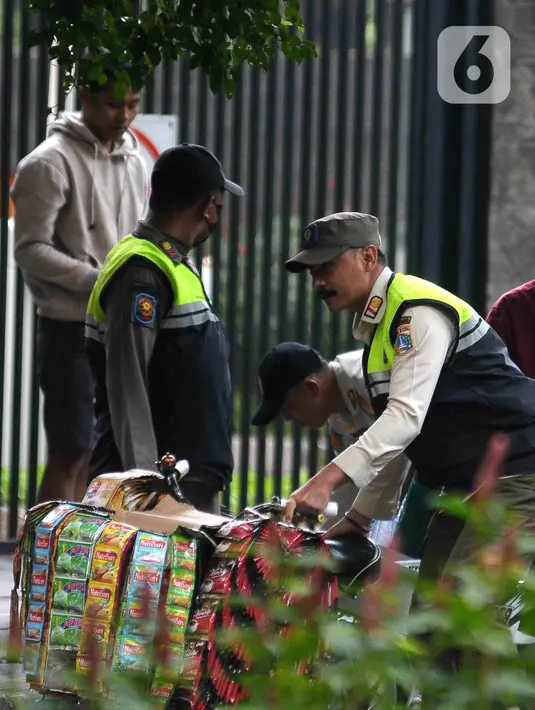 Jelang KTT ASEAN, Satpol PP Tertibkan Pedagang Kopi Keliling di Jakarta - Foto Liputan6.com