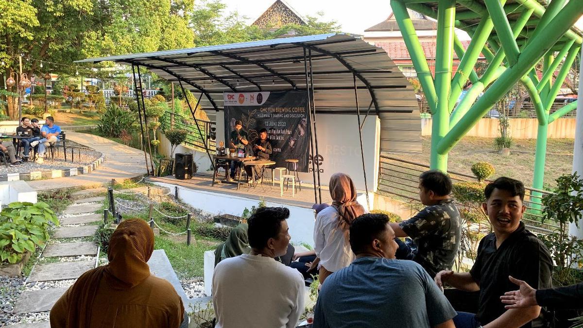 Sambil Diskusi, Ganjar Milenial Buka Kelas Barista dengan Milenial