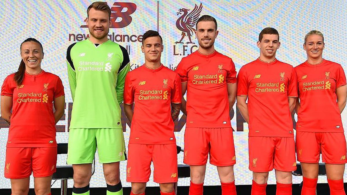 Liverpool Pamerkan Jersey Kandang Musim 2016-2017 - Inggris Bola.com