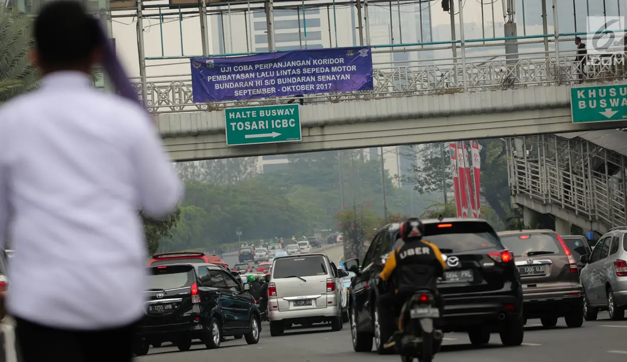 PHOTO: Pemprov DKI Mulai Pasang Spanduk Sosialisasi Pembatasan Sepeda ...