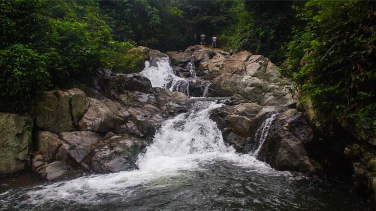Menikmati Keindahan Eksotisme Tebing Air Terjun Obyek Wisata Curug ...