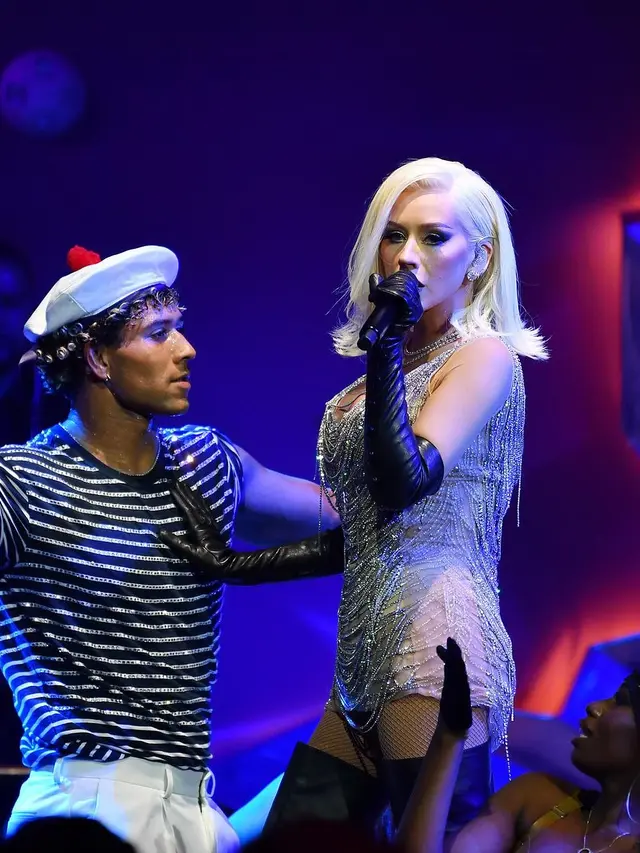 6 Potret Christina Aguilera Pakai Gaun Karya Desainer Indonesia Yogie Pratama, Disukai Rossa dan ...