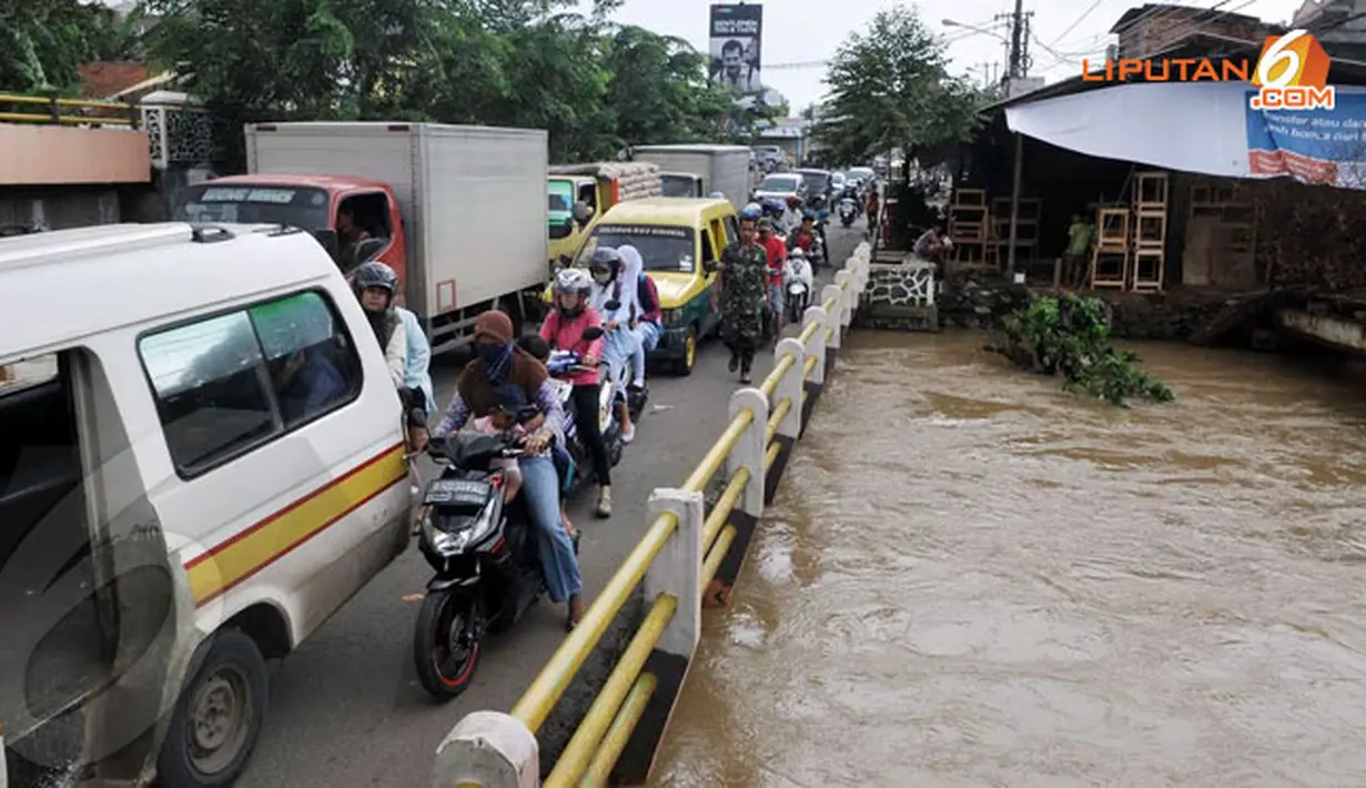 [FOTO] Kali Angke Siaga I, Ciledug Indah Banjir - Foto Liputan6.com