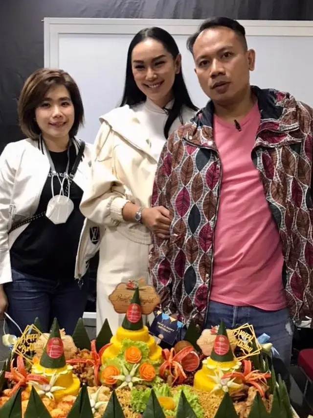 6 Momen Ulang Tahun Vicky Prasetyo yang Ke-37 Tahun, Dirayakan Dengan Potong Tumpeng - Hot ...