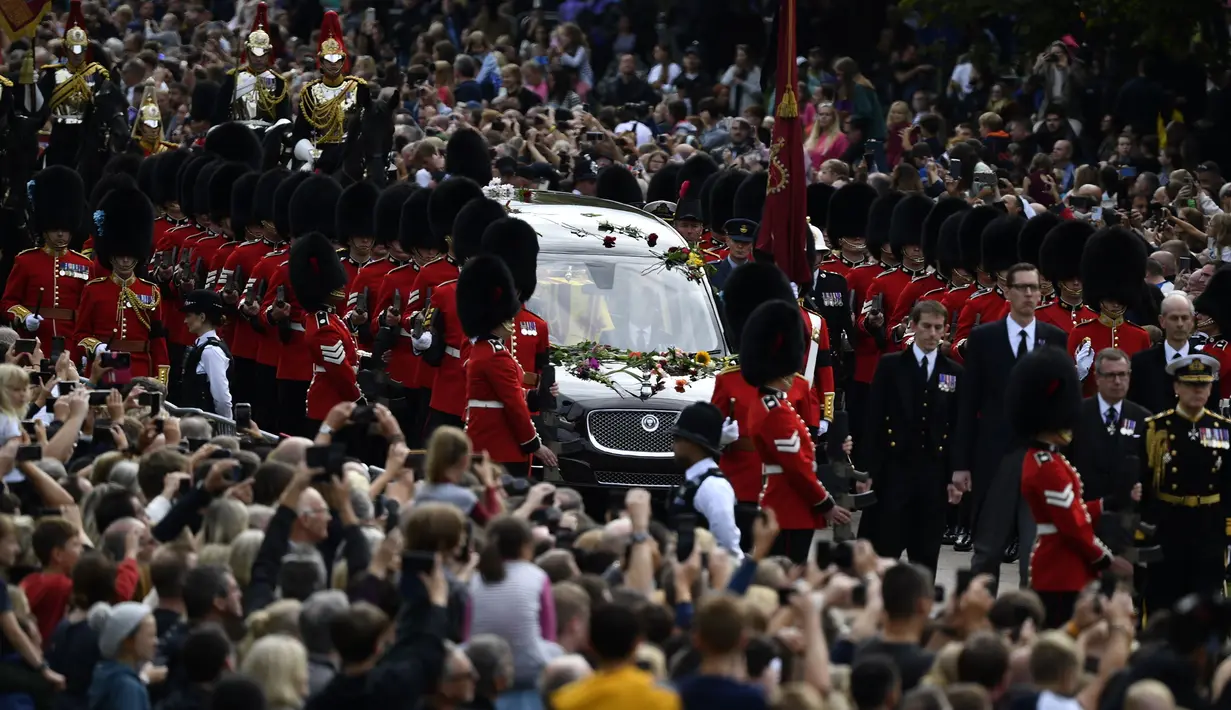 Haru Selimuti Prosesi Pemakaman Ratu Elizabeth II di Kastil Windsor ...