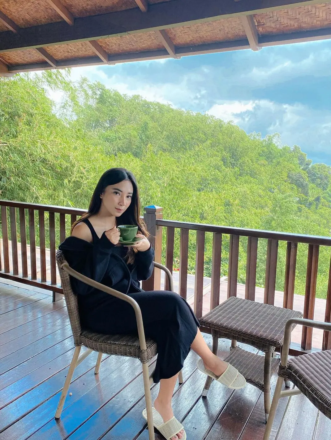 Potret Liburan Santai Nadya Shakira Sambil Ngopi, Dipuji Mirip Nikita ...