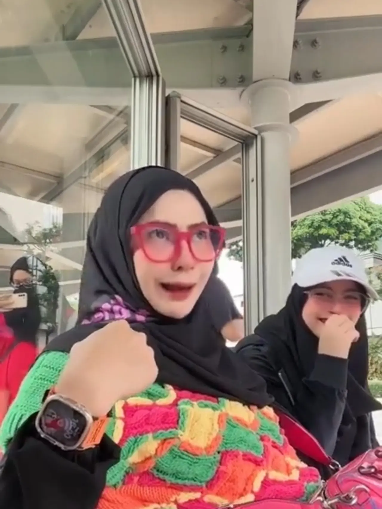 7 Potret Sarah Vi ‘Pesantren & Rock n' Roll’ dan Putrinya, Bak Pinang ...