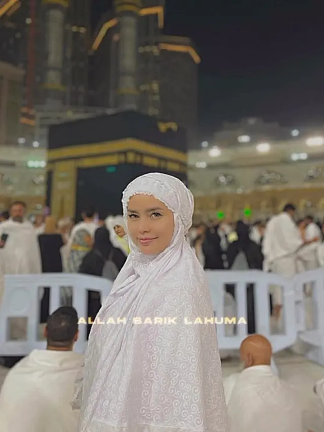 Tampil Berhijab, 7 Potret DJ Verny Hasan Saat Umrah Ini Tuai Sorotan ...