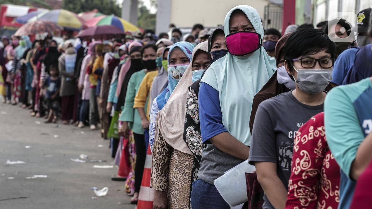 FOTO: Warga Tangerang Antre Terima Bantuan Sosial Tunai - Foto Liputan6.com