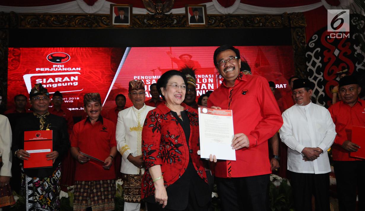 FOTO: Ditunjuk Maju dalam Pilkada Sumut 2018, Djarot Cium Tangan Megawati