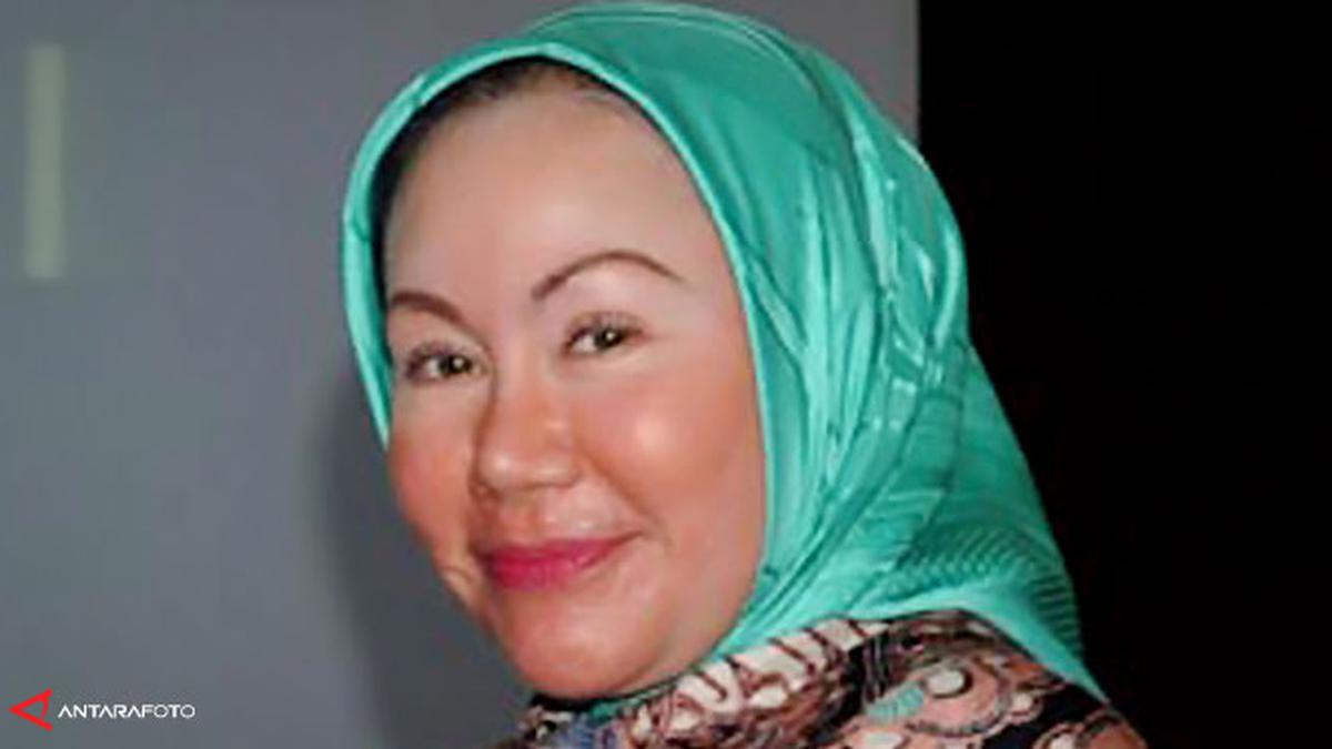 Muncul di Depan Rumah, Ratu Atut Keep Smile