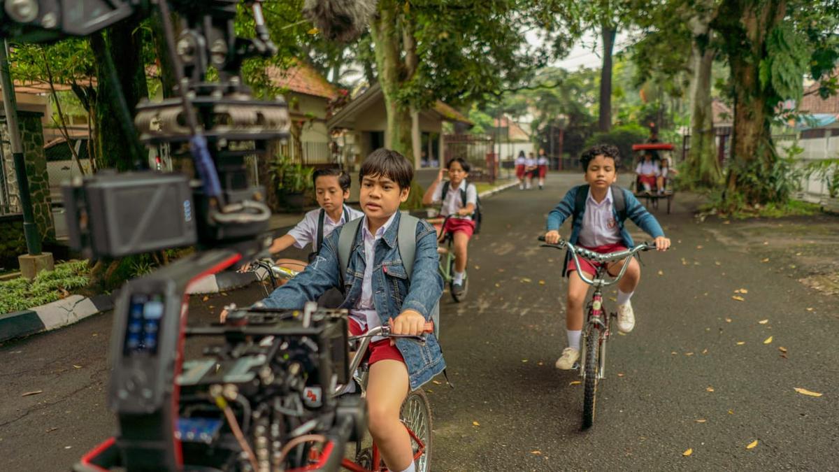 Review Film Dilan 1983: Wo Ai Ni, Tak Hanya Kisahkan Masa Kecil Dilan ...