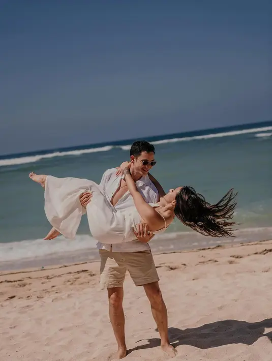 FOTO: Penampilan Mike Lewis dan Janisaa Pakai Outfit Warna Senada ...