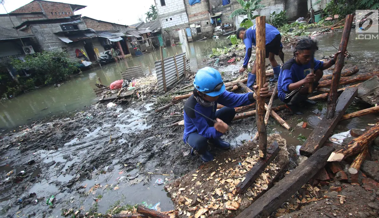 PHOTO: Tanggul Kembali Jebol, Puluhan Rumah di Jatipadang Terendam ...