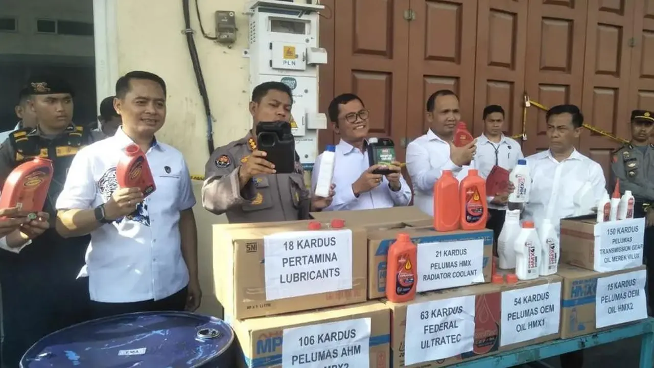 Ruko Tempat Produksi Oli Ilegal di Deli Serdang Digerebek, Puluhan Alat Bukti Disita Polisi ...