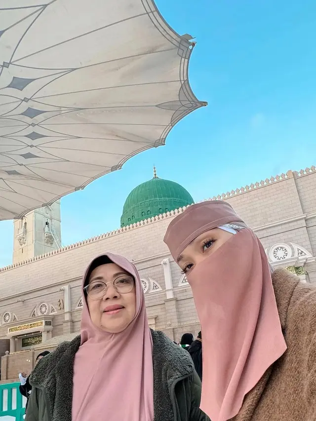 6 Potret BCL Pakai Cadar di Madinah, Umrah Pertama Bareng Tiko Aryawardhana dan Lihat Langsung ...