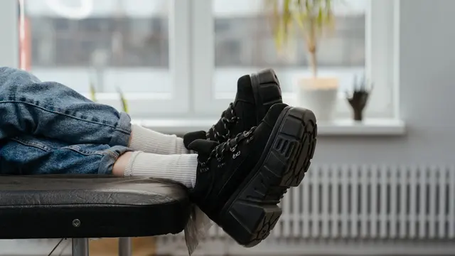 40 Kata-Kata Keren dan Menarik tentang Sepatu, Cocok Temani Postingan ...