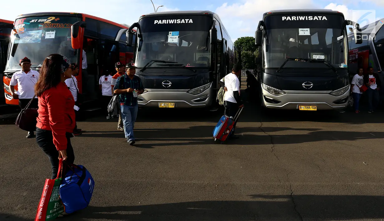 PHOTO: Ribuan Relawan Projo Hadiri Pernikahan Kahiyang-Bobby - Foto ...