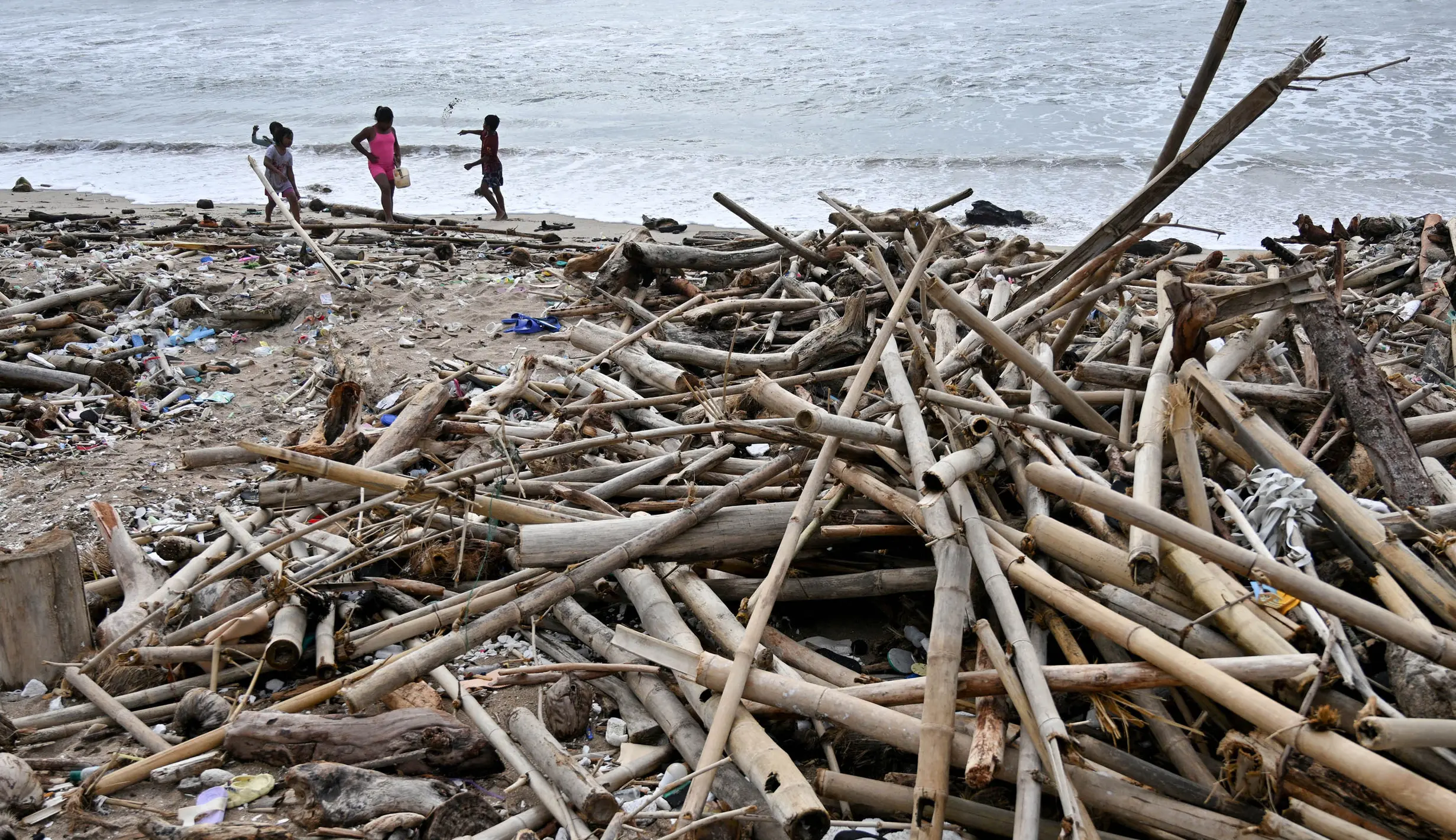 Ironis, Saat Libur Akhir Tahun Pantai Kuta Justru Dipenuhi Sampah Kiriman - Foto Liputan6.com