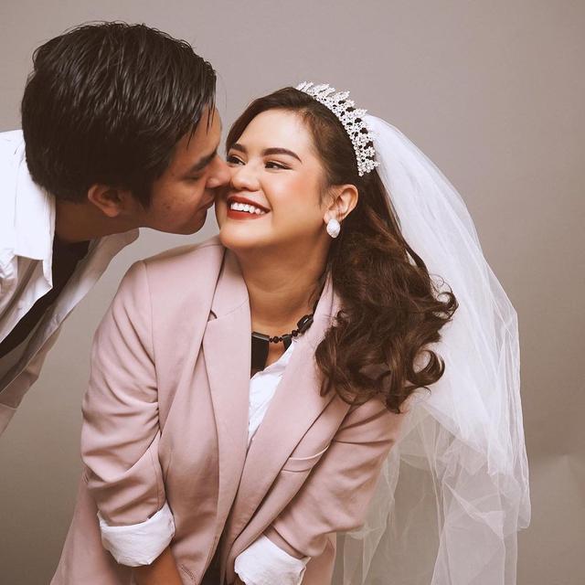 Jarang Tersorot, Ini 6 Potret Mytha Lestari dan Suami yang Makin Romantis