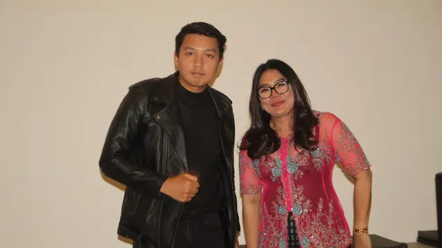 Dirly Resmi Menyanyikan Lagu Satu untuk Indonesia Karya Yenny Sucipto ...