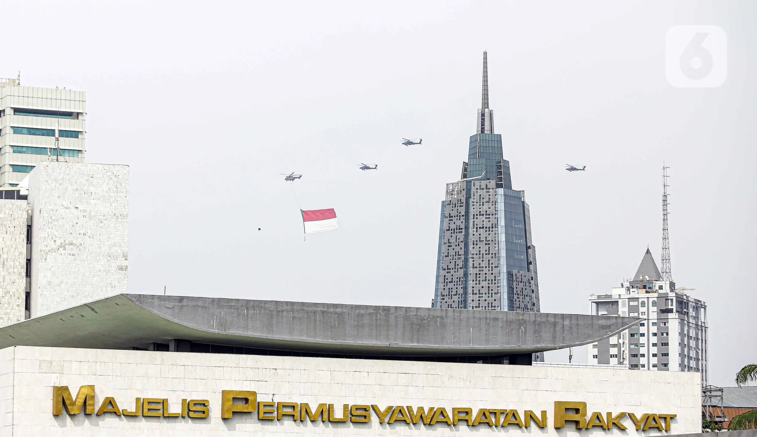 FOTO: HUT ke-76 TNI, Bendera Merah Putih Raksasa Berkibar di Langit ...