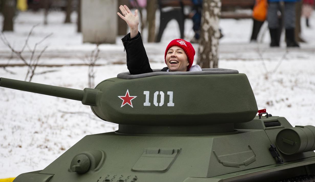 FOTO: Serunya Anak-Anak Rusia Naik Tank Era Soviet - Foto Liputan6.com