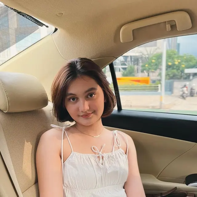 6 Potret Terbaru Laura Jackson, Dikabarkan Sudah Putus dari Sean Ivan ...