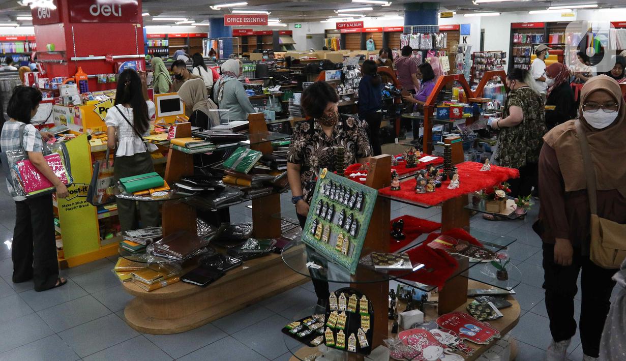 Jelang Tutup Permanen, Warga Berburu Diskon Gede-gedean di Toko Gunung ...