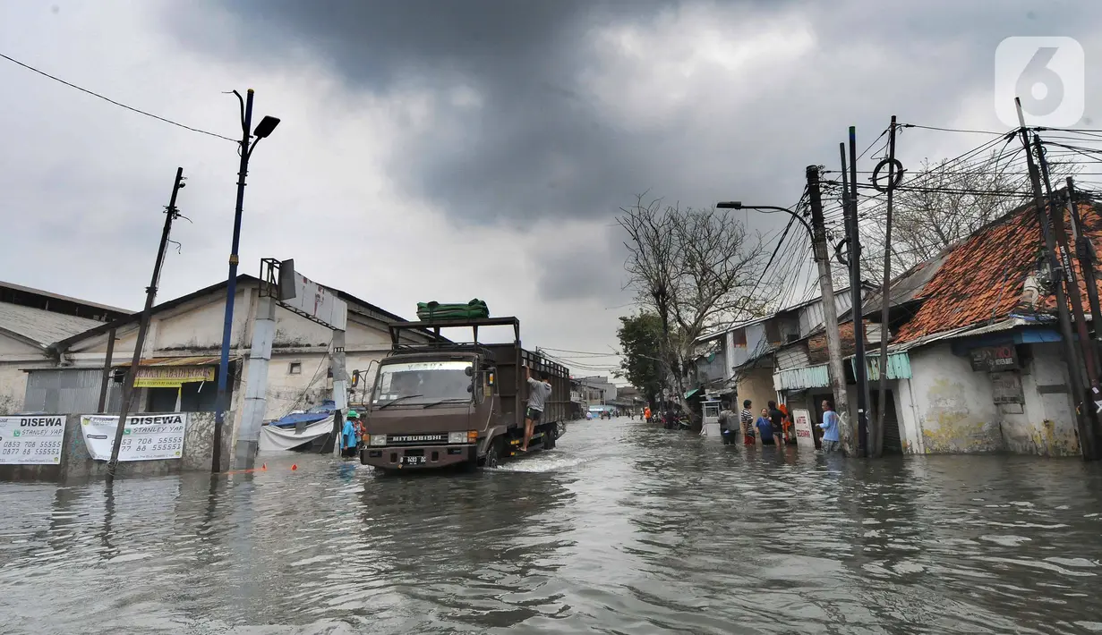 FOTO: Banjir Rob Putus Jalan Penghubung Ancol - Pluit - Foto Liputan6.com