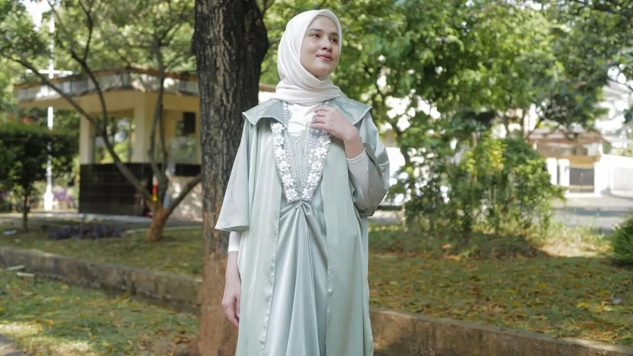 Menyambut Idul Fitri dengan Kaftan, 5 Eksplorasi Gaya Dwi Handa hingga ...