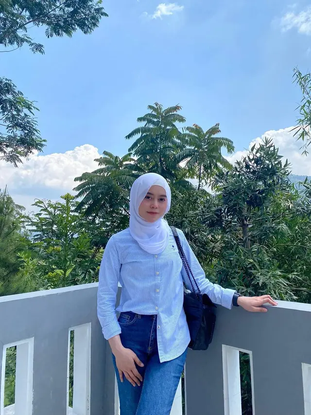7 Inspirasi Kemeja Putih untuk Hijaber, Gaya Kasual tapi Cocok untuk ...