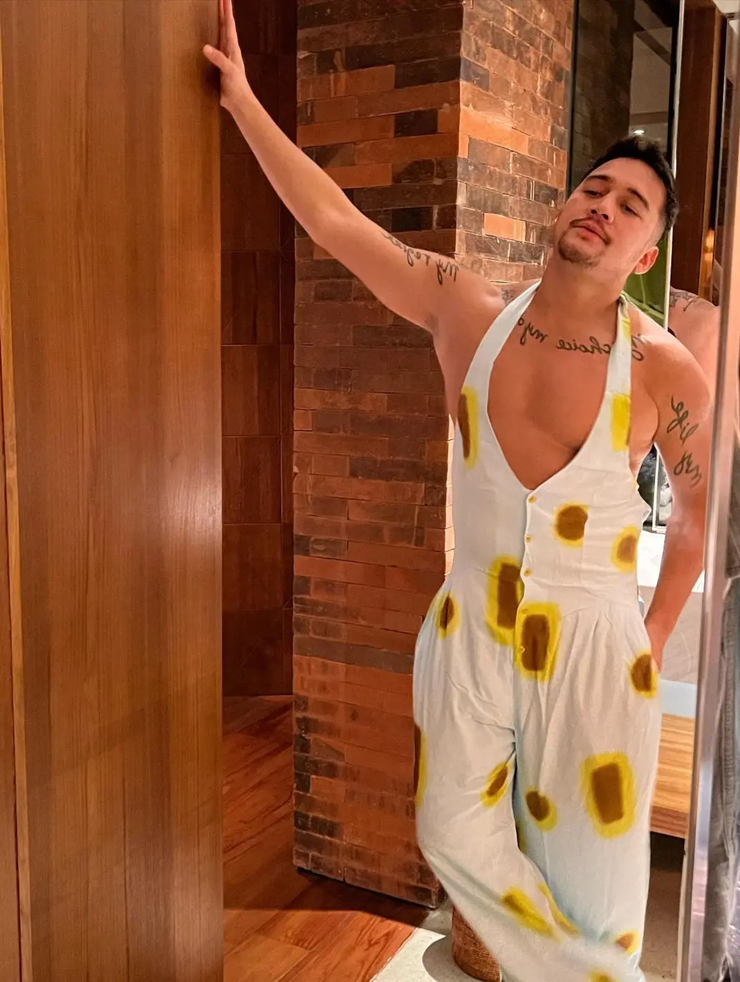 Penampilan Mario Lawalata Pakai Jumpsuit Backless, Sedot Perhatian ...