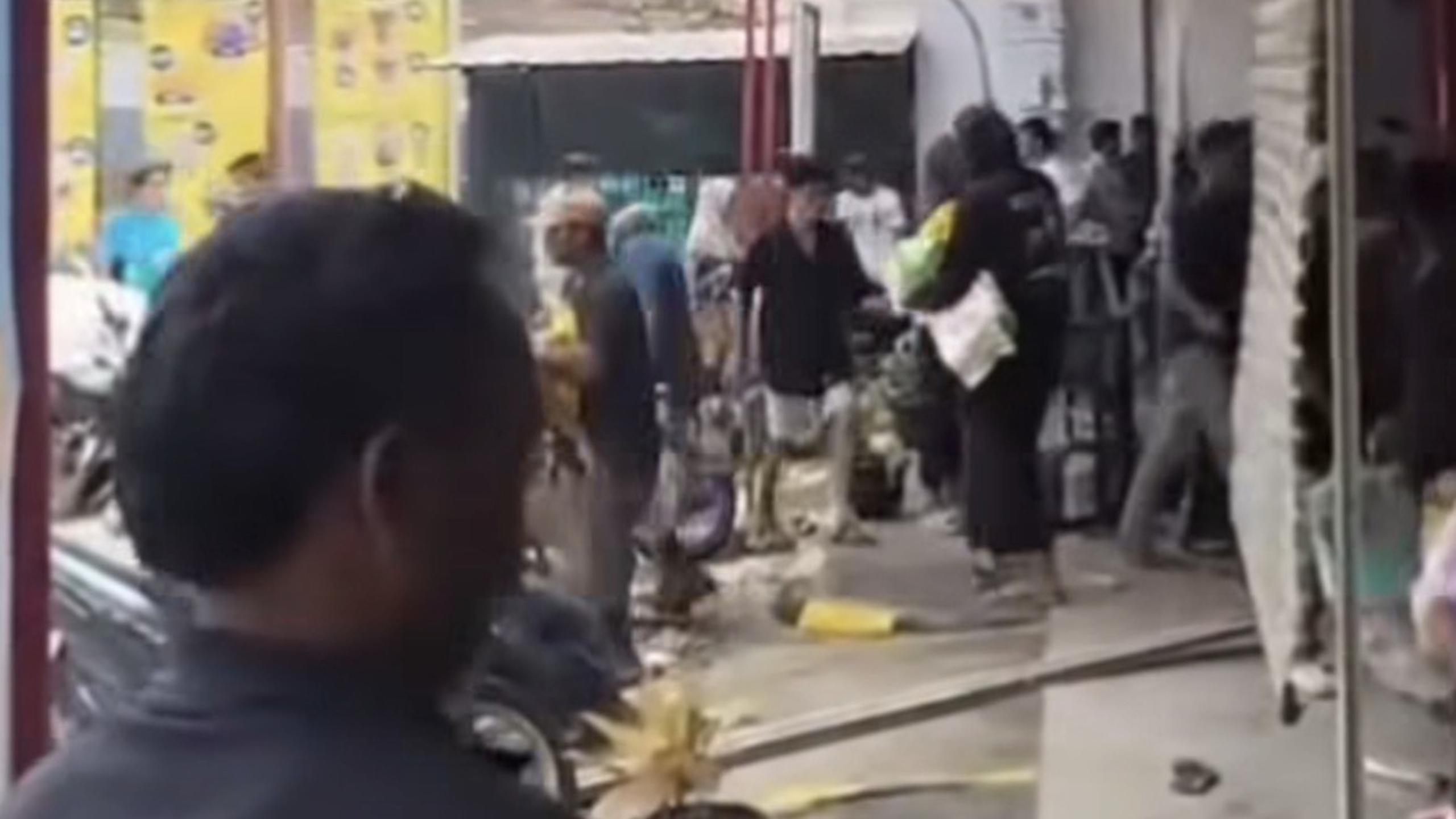 Warga di Tapteng Jarah Minimarket Dipicu Bantuan Korban Banjir Tidak Merata