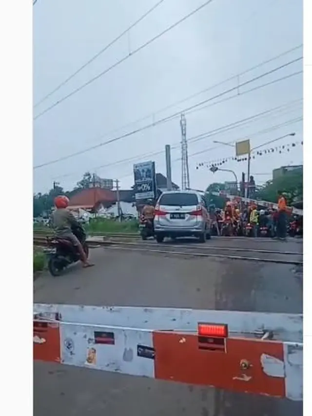 Truk Tronton Tertabrak KA, Kenali Cara Aman Melewati Perlintasan Kereta Api - Otomotif Liputan6.com