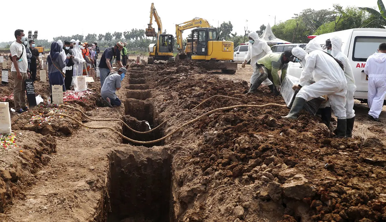 FOTO: Duka Kerabat Korban COVID-19 di TPU Rorotan - Foto Liputan6.com