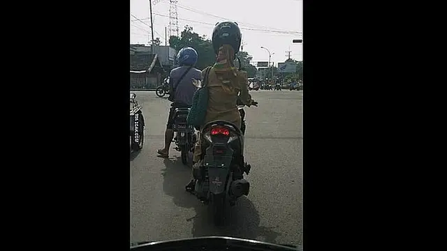 10 Cara Pakai Helm yang Bikin Tepuk Jidat - Otomotif Liputan6.com
