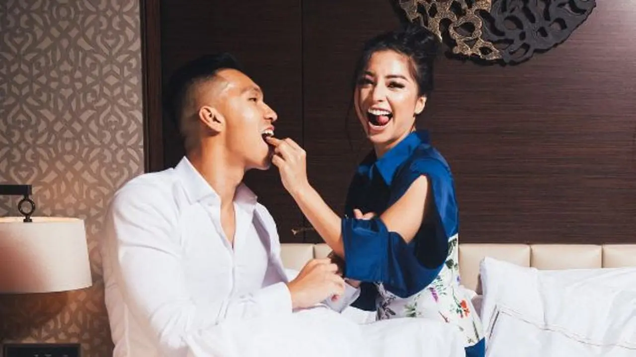 Pose di Atas Ranjang, Nikita Willy dan Pacar Foto Prewedding? - ShowBiz Liputan6.com