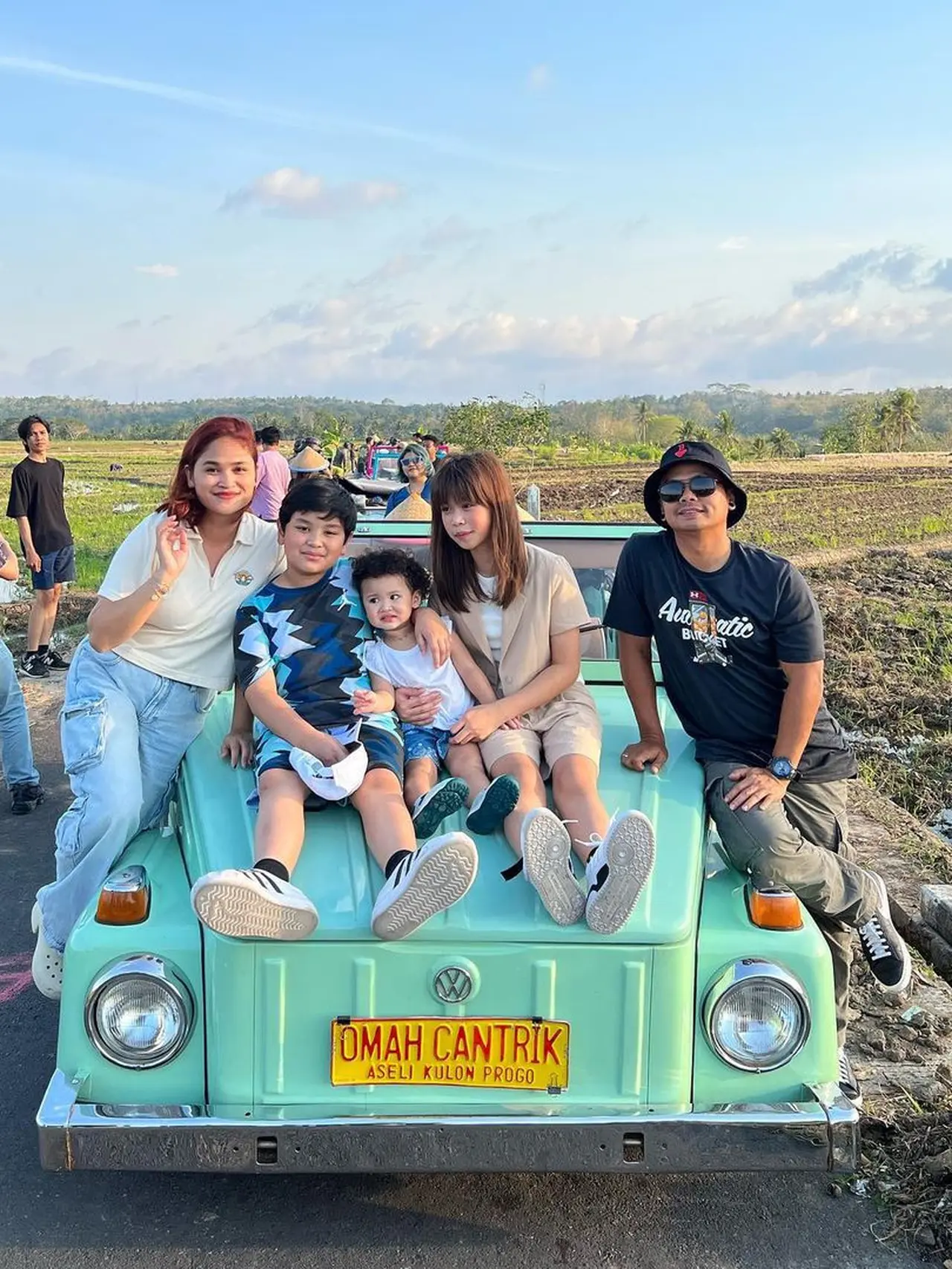 7 Potret Liburan Keluarga Wendi Cagur di Jogja, Penampilan Putri Sulungnya Sukses Bikin Salfok ...