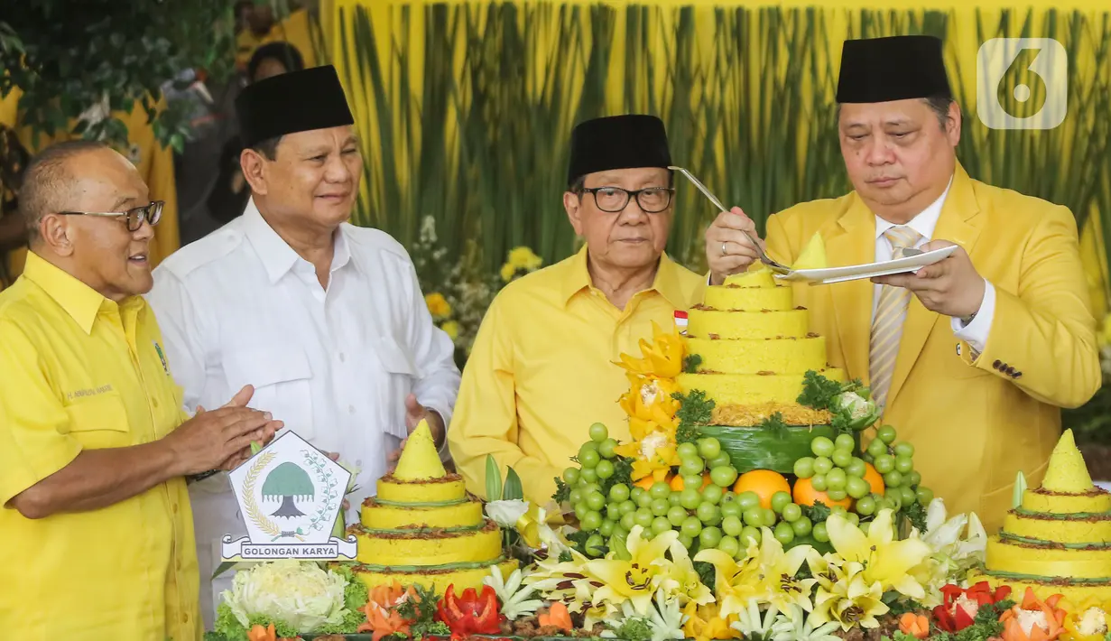 Rangkulan Prabowo Subianto saat Hadiri Syukuran HUT ke-59 Partai Golkar - Foto Liputan6.com