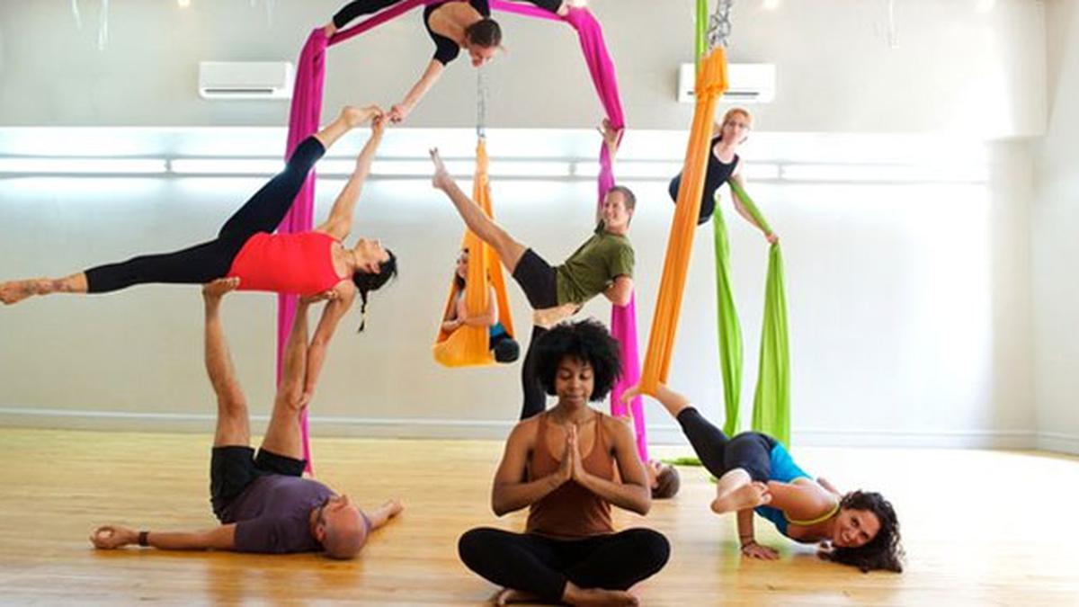 Acro Yoga, Kiat Bugar Olla Ramlan di Musim Hujan - Health Liputan6.com
